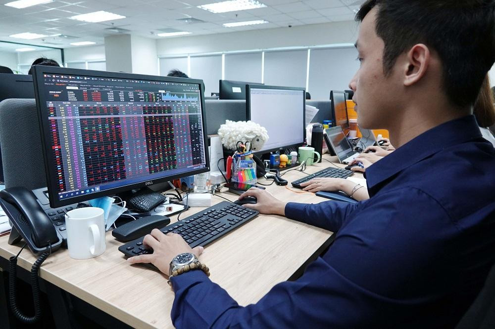 Phiên 31/10: Tự doanh CTCK mua ròng hơn trăm tỷ trên HoSE, tâm điểm ...