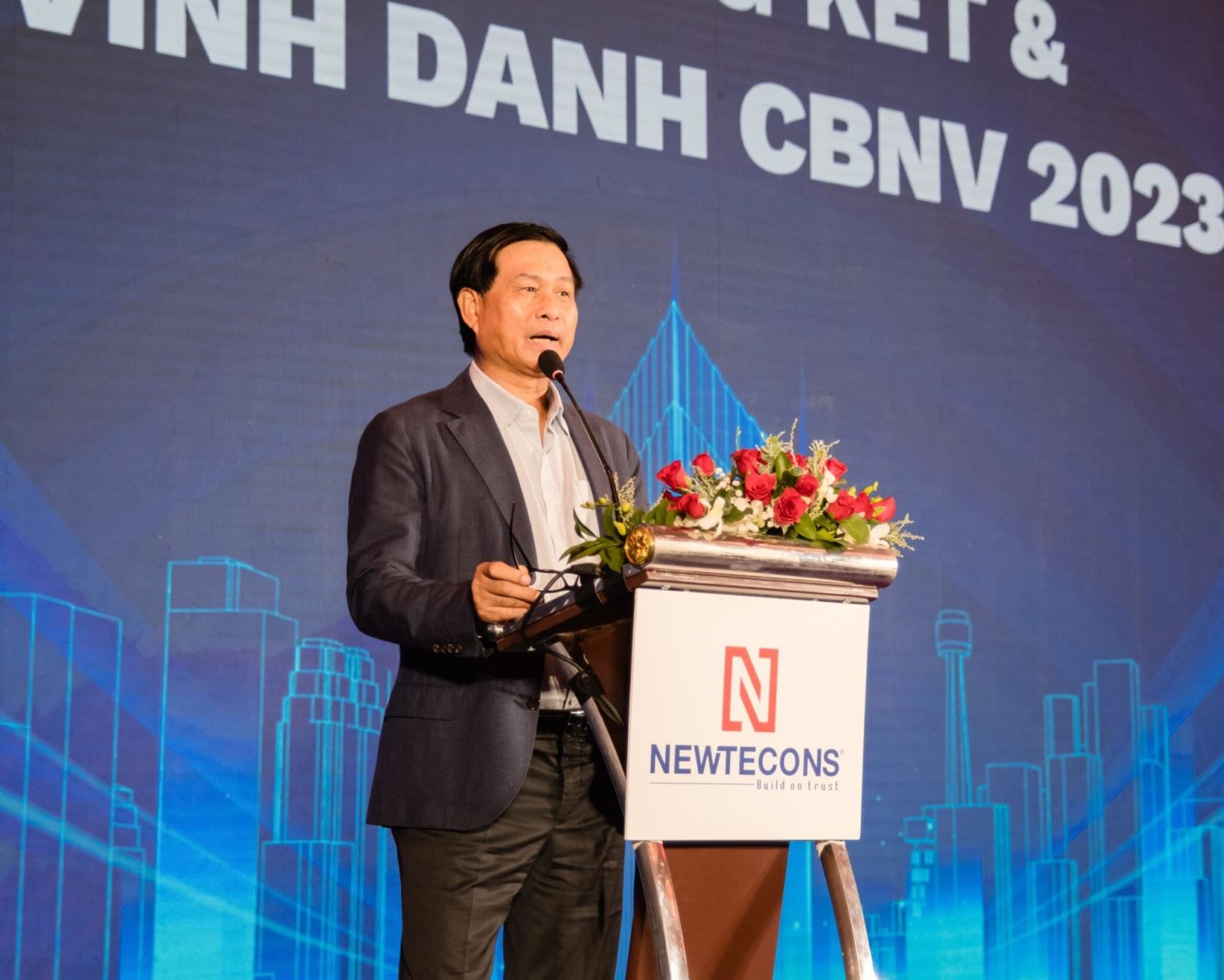 DN của ông Nguyễn Bá Dương tổng kết doanh thu năm: Newteccons đạt 11. ...