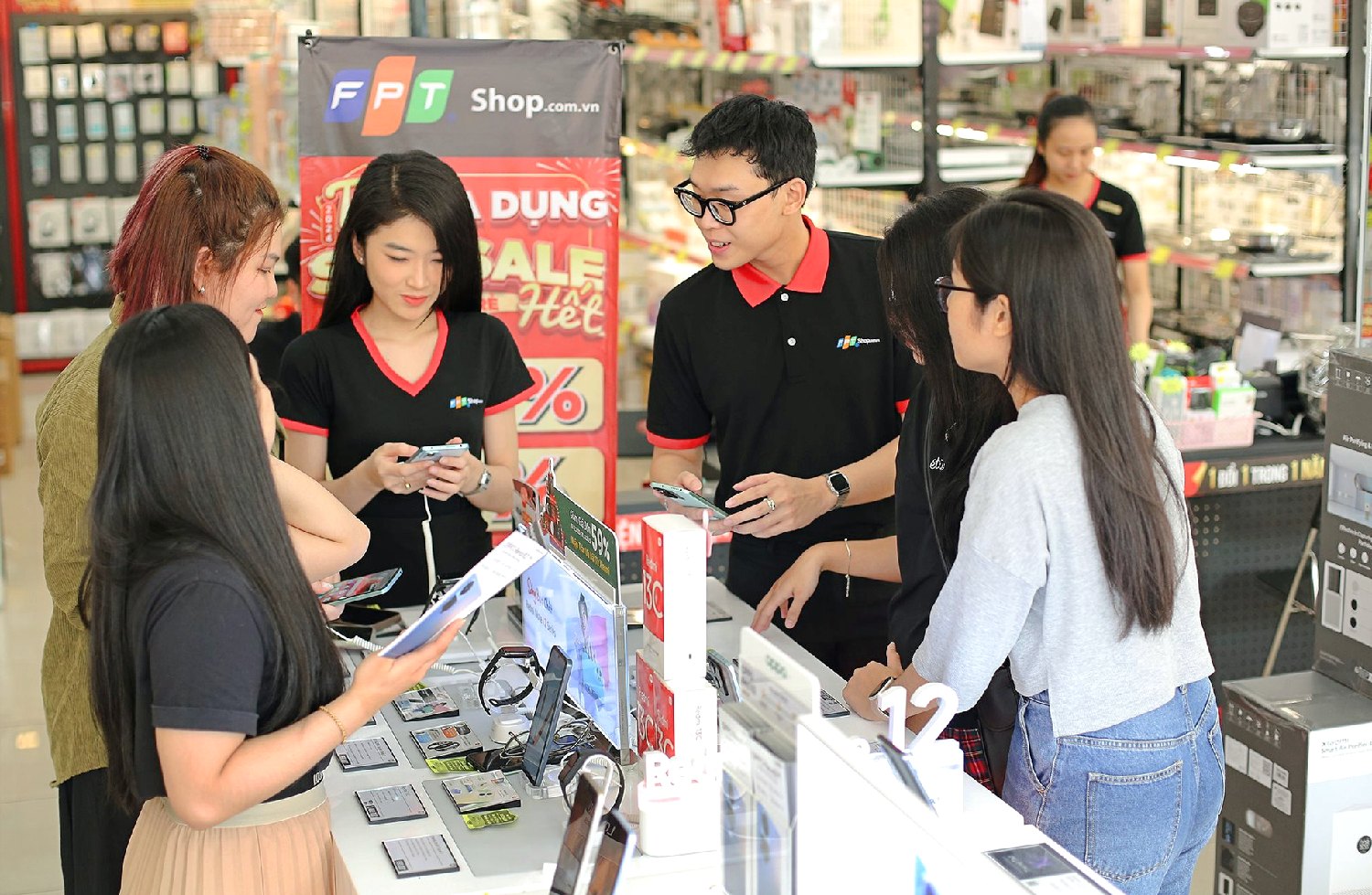 Kỳ vọng gì ở bộ đôi cổ phiếu bán lẻ FPT Retail và Thế giới Di động năm nay?