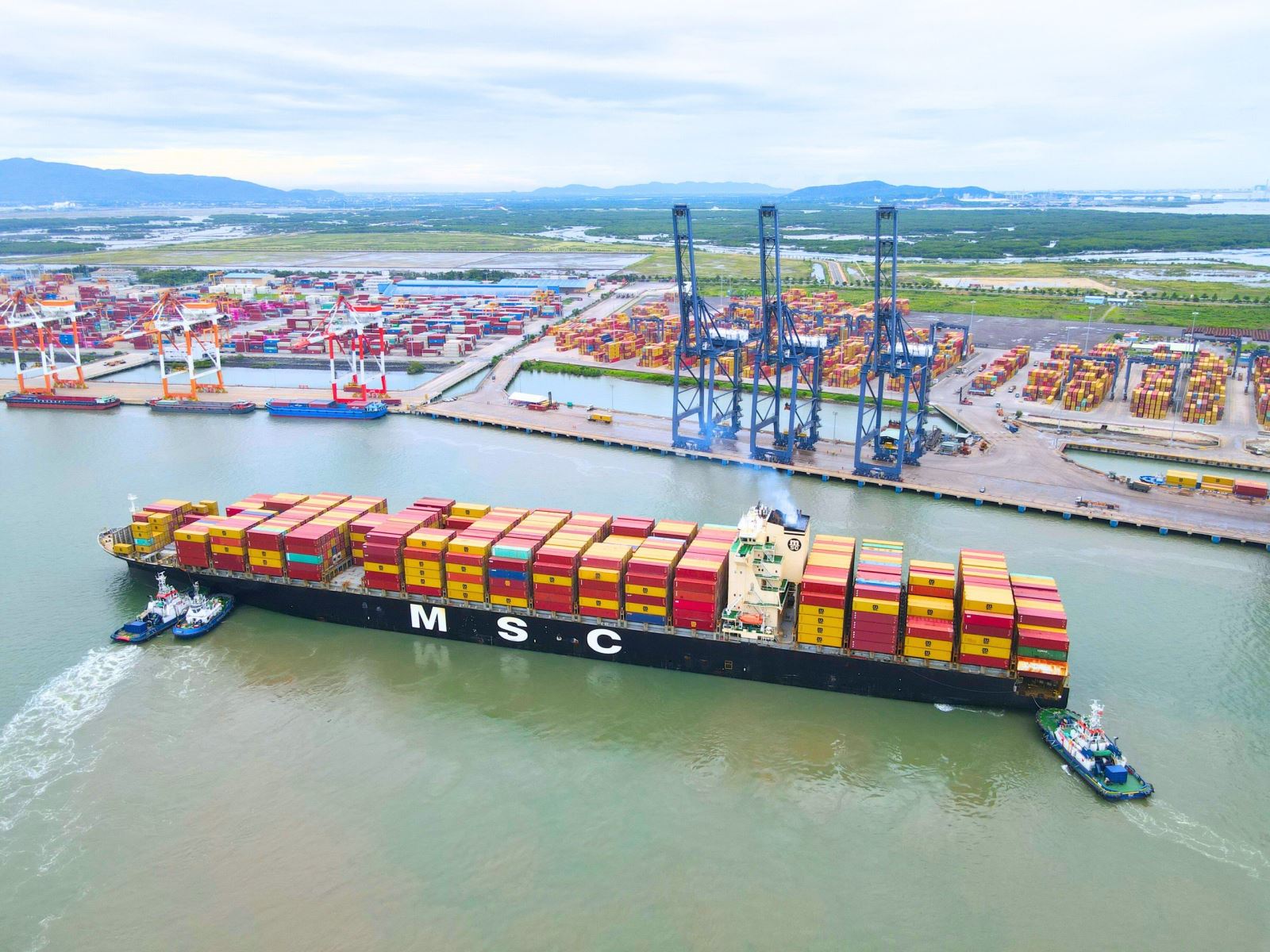 Cảng Việt Nam đón tàu container sức chở 8.000 Teus đi châu Âu