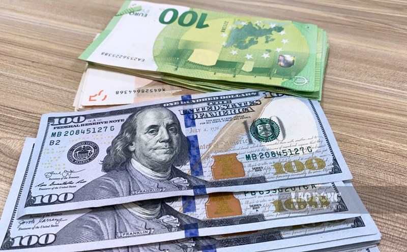 Giá đôla Mỹ chợ đen 'rơi' mạnh