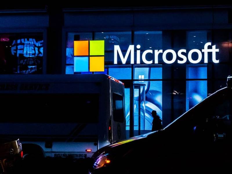 Microsoft thách thức vị thế công ty có giá trị lớn nhất thế giới của Apple