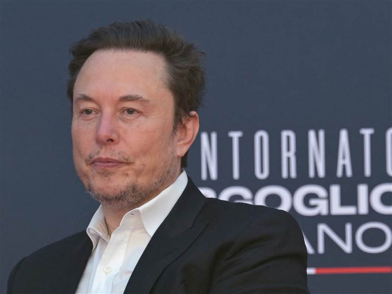 Tỷ phú Elon Musk khuyên Warren Buffett mua cổ phiếu Tesla
