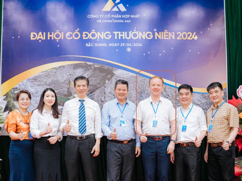 xui xui... AAH đang có thằng đứng sau gom cp g...