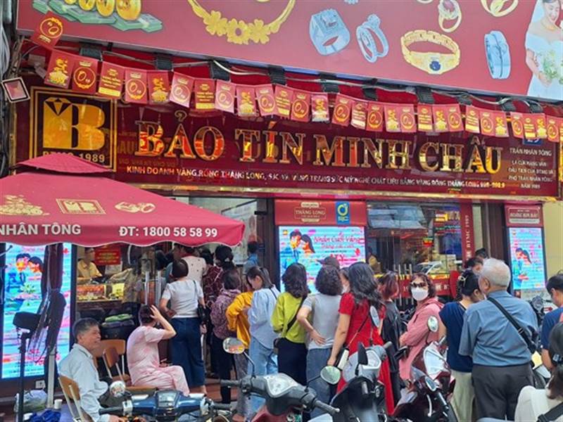 Thấy gì từ việc người dân đang đua bán, chen mua vàng?