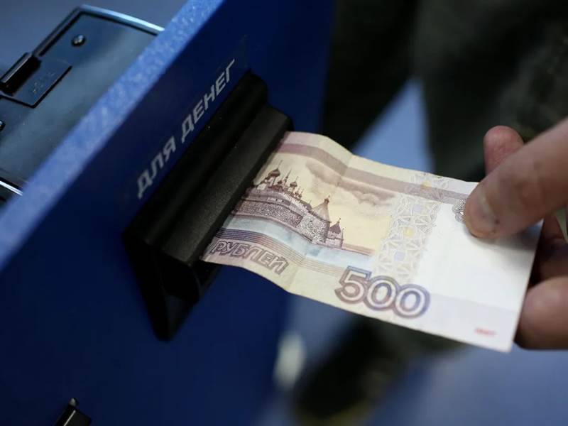 Đồng Rúp Nga giảm xuống mức thấp nhất trong 13 tháng qua