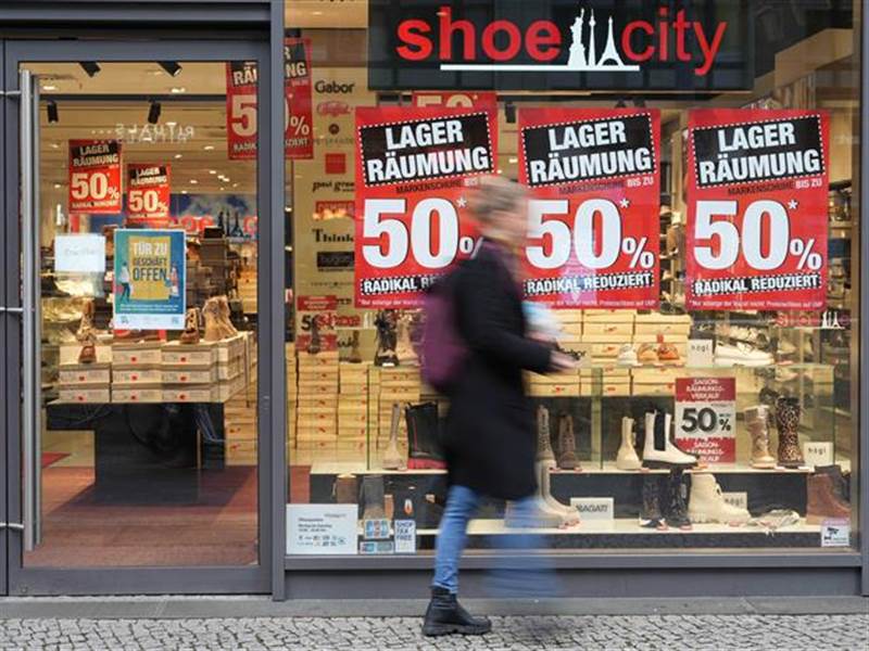 IMF, ECB và các ngân hàng trung ương xoay sở giữa tâm bão thương mại