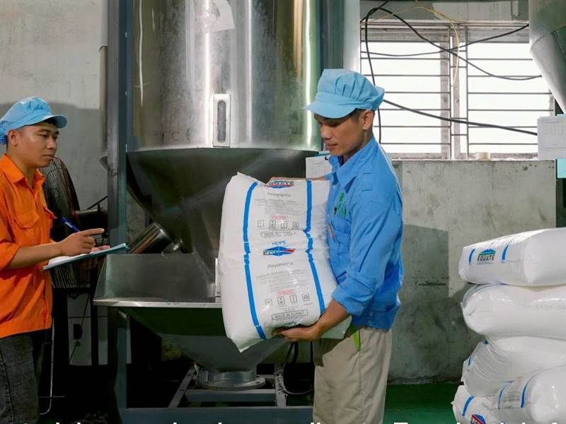 ECO: Vừa báo lãi kỷ lục, một tân binh ngành nhựa đã muốn "thử lửa" trên ...